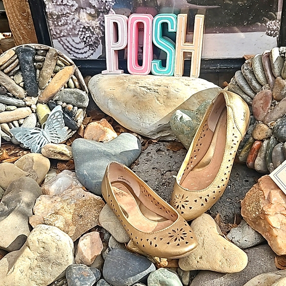 boc | Shoes | Boc Laser Cut Metallic Leather Ballet Flat | Poshmark